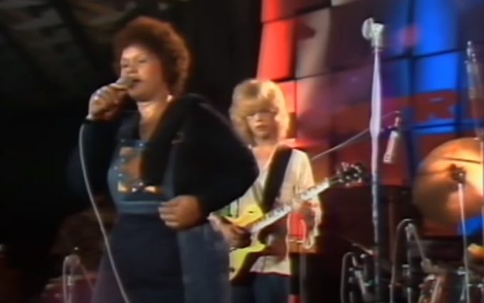 You Have To Watch This Singer, She's So Talented : Sunnies Days